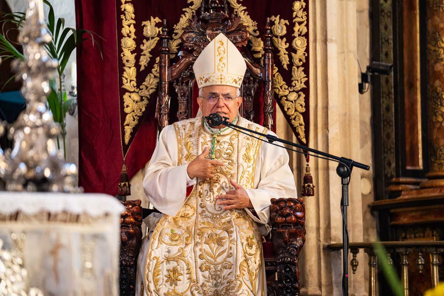 Unas 200.000 personas siguieron la misa del Día de la Virgen por el ...